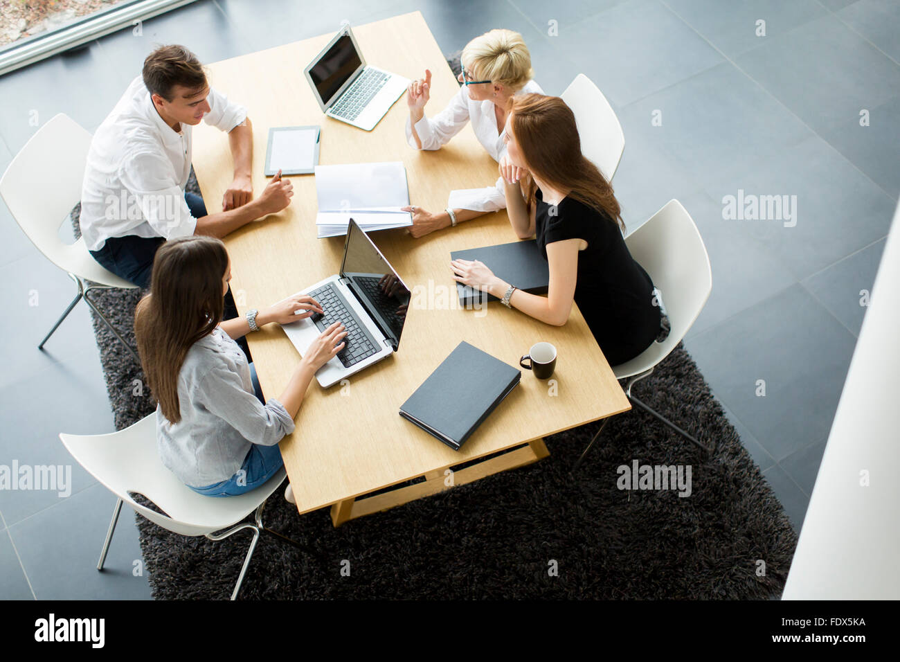 Teamwork in the office Stock Photo - Alamy
