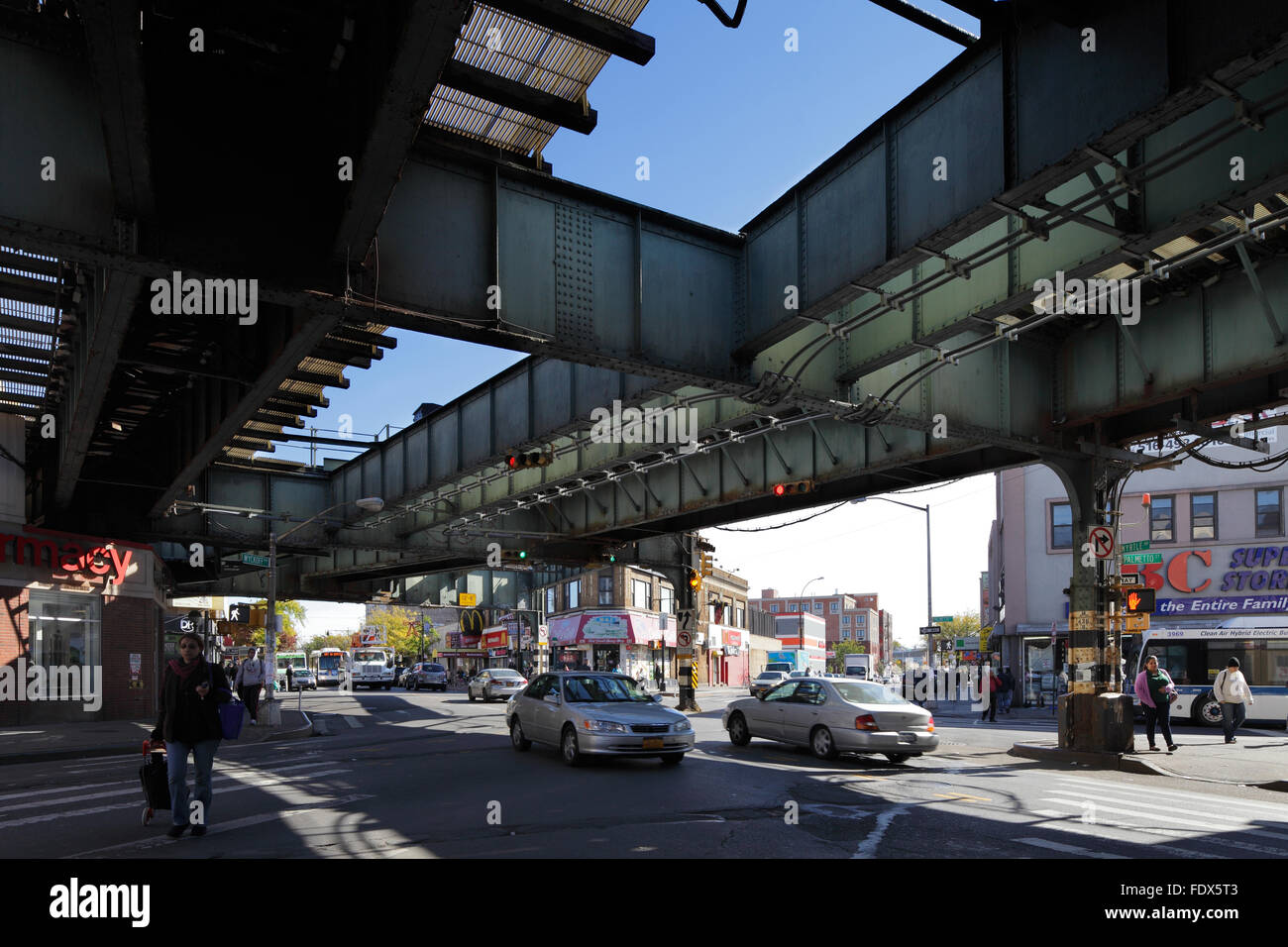 Elevated train in williamsburg hi-res stock photography and images - Alamy