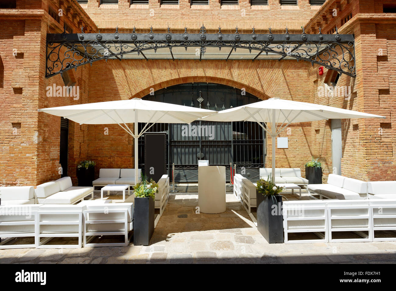 Outdoor bar hi-res stock photography and images - Alamy