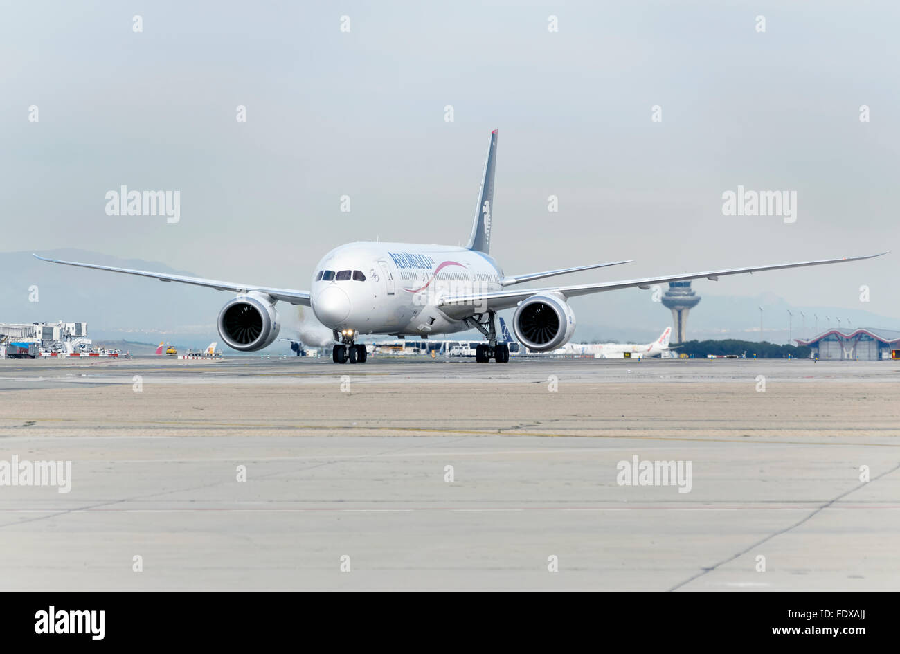 Boeing 787 front hi-res stock photography and images - Alamy