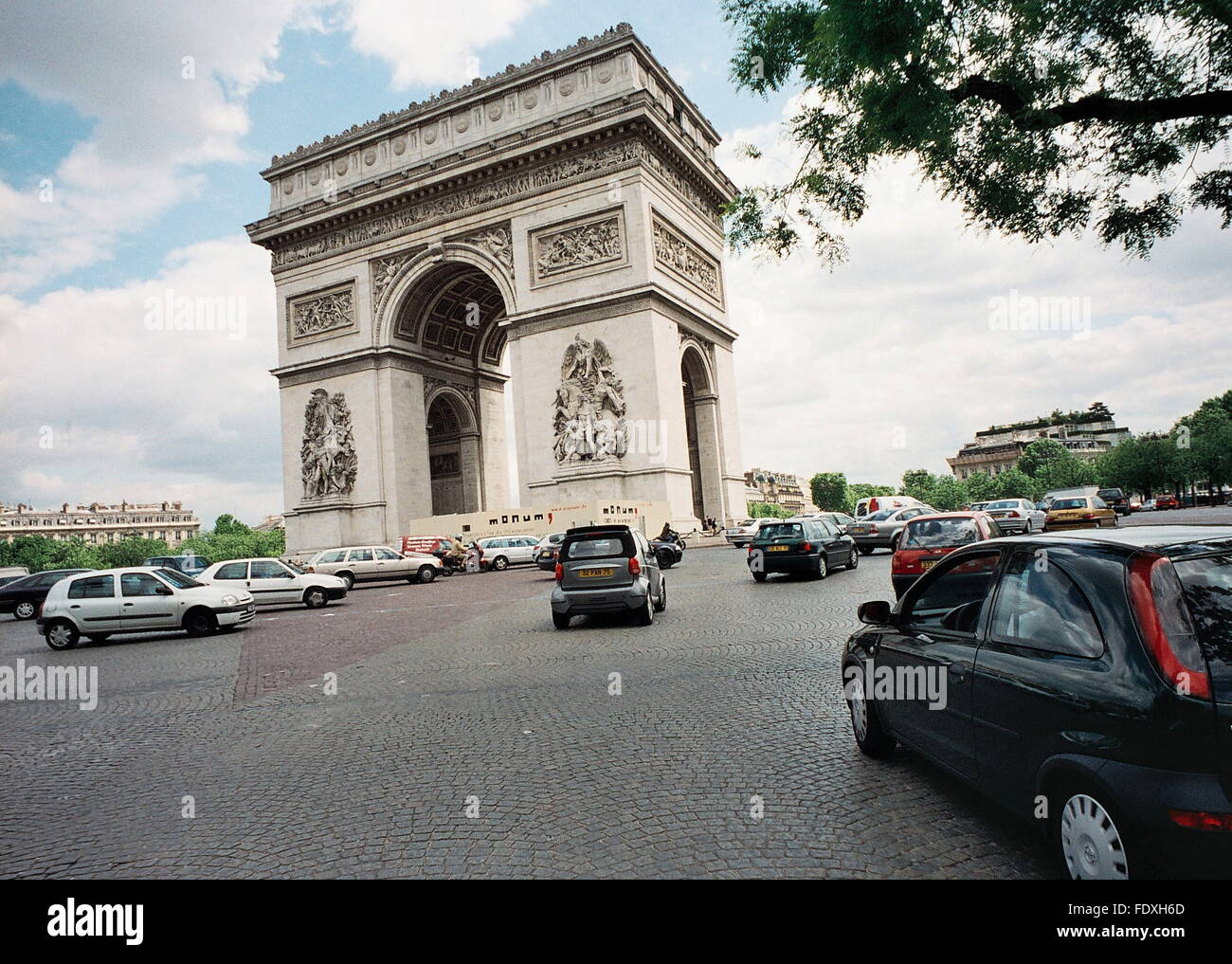 AJAXNETPHOTO. PARIS, FRANCE. - DRIVING IN THE CITY - APPROACHING THE ...