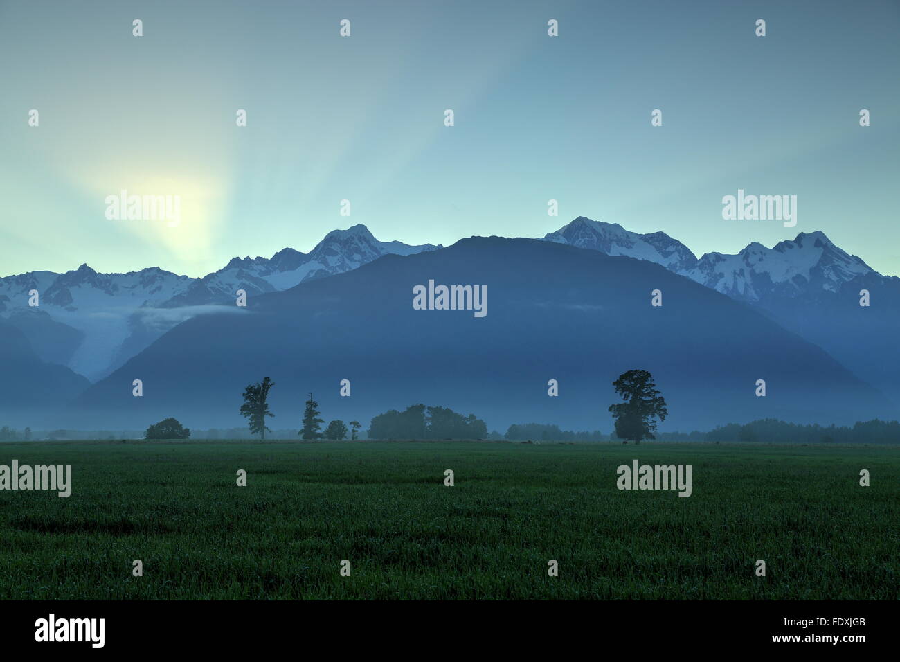 Anti crepuscular hi-res stock photography and images - Alamy