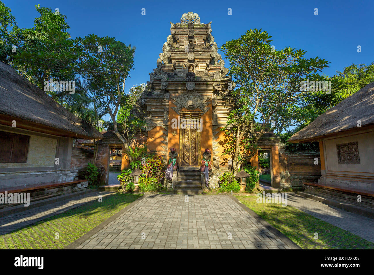 Backyard gate hi-res stock photography and images - Alamy