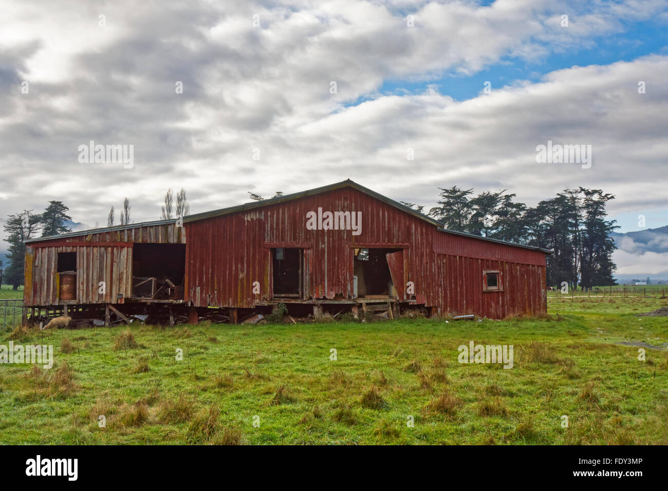 Old collapsed barn hi-res stock photography and images - Alamy