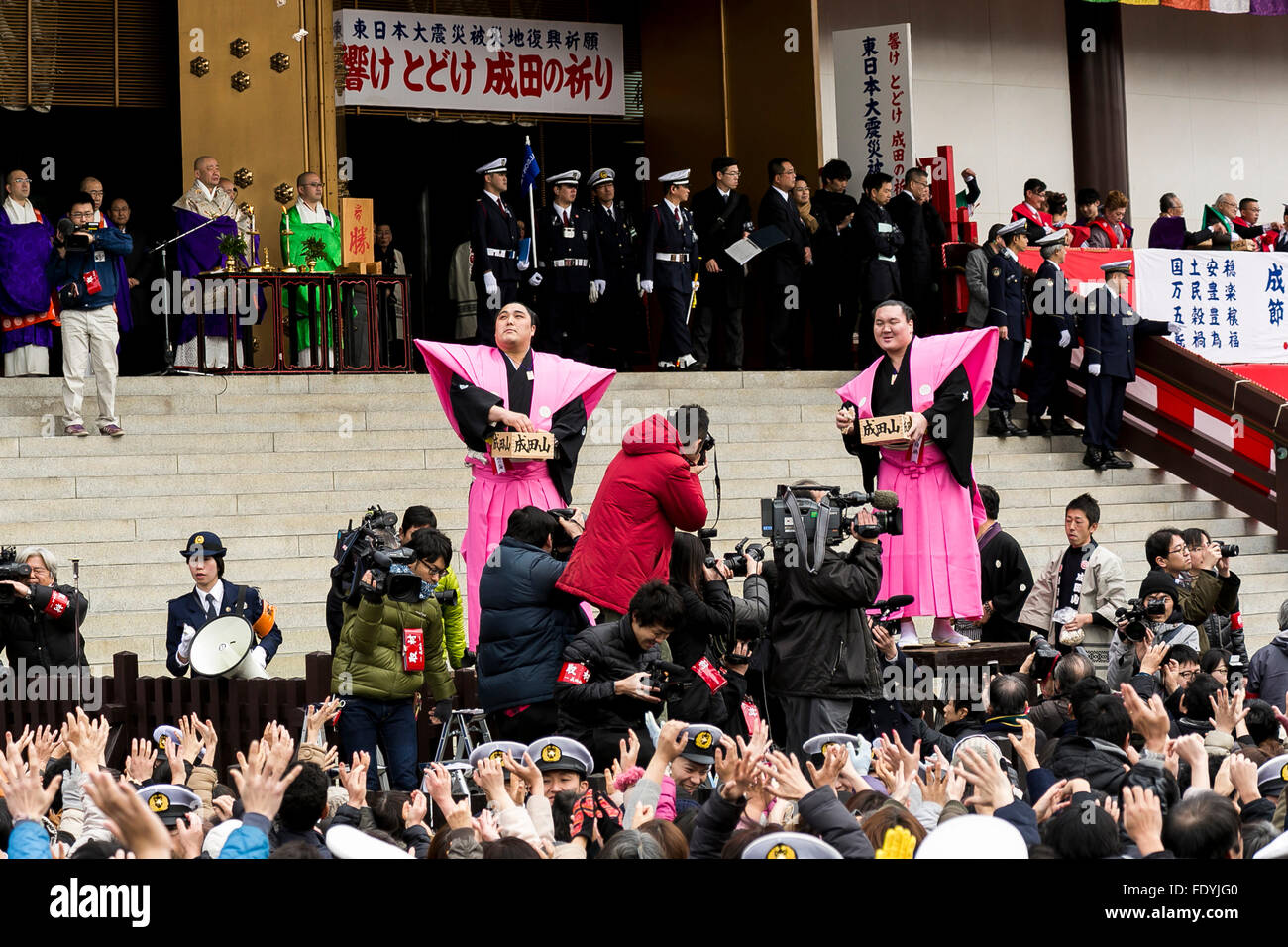 (L to R) Sumo wrestlers Okinoumi Ayumi and Yokozuna Hakuho Sho throw ...