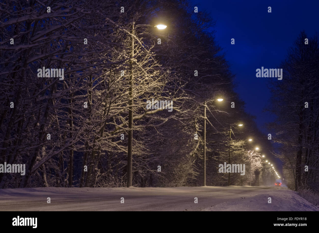 Empty road night hi-res stock photography and images - Alamy