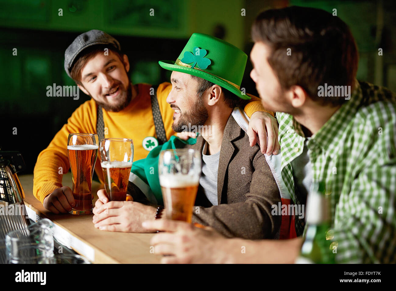 Young men drinking in pub hi-res stock photography and images - Alamy