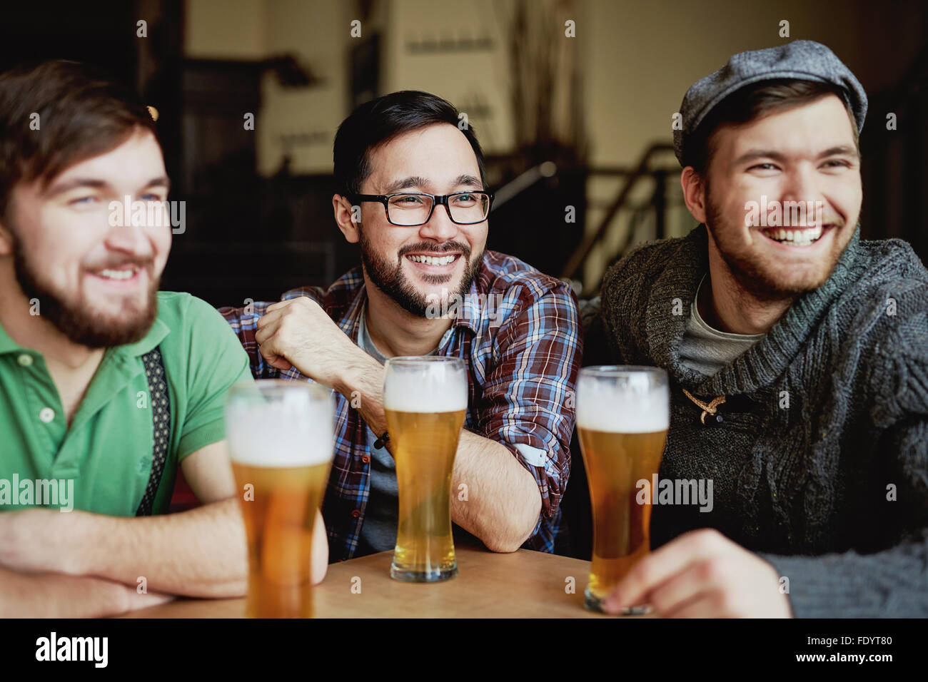 Company of happy football fans watching match in pub Stock Photo - Alamy