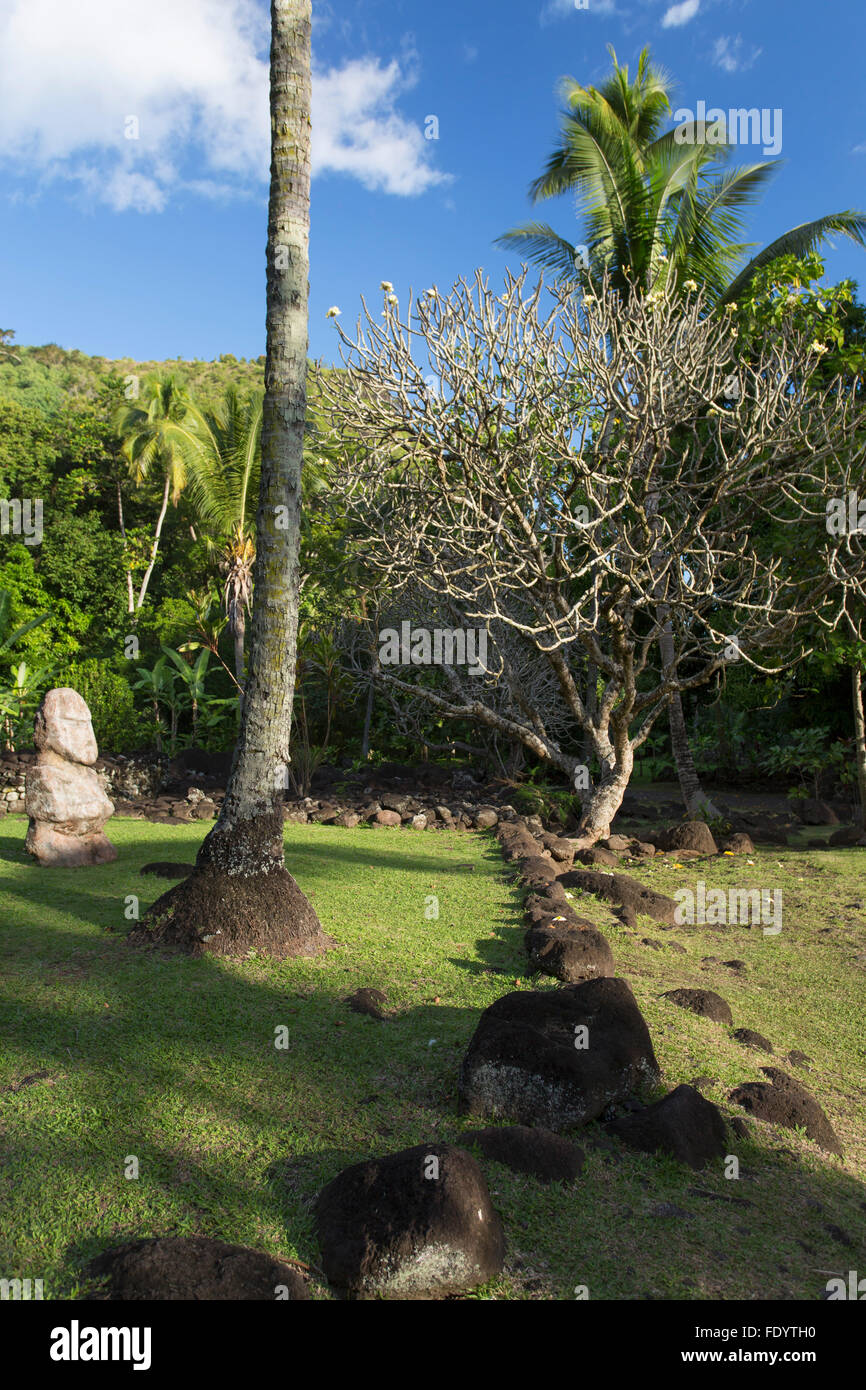 Statue at Marae Arahurahu, Pa'ea, Tahiti, French Polynesia Stock Photo ...