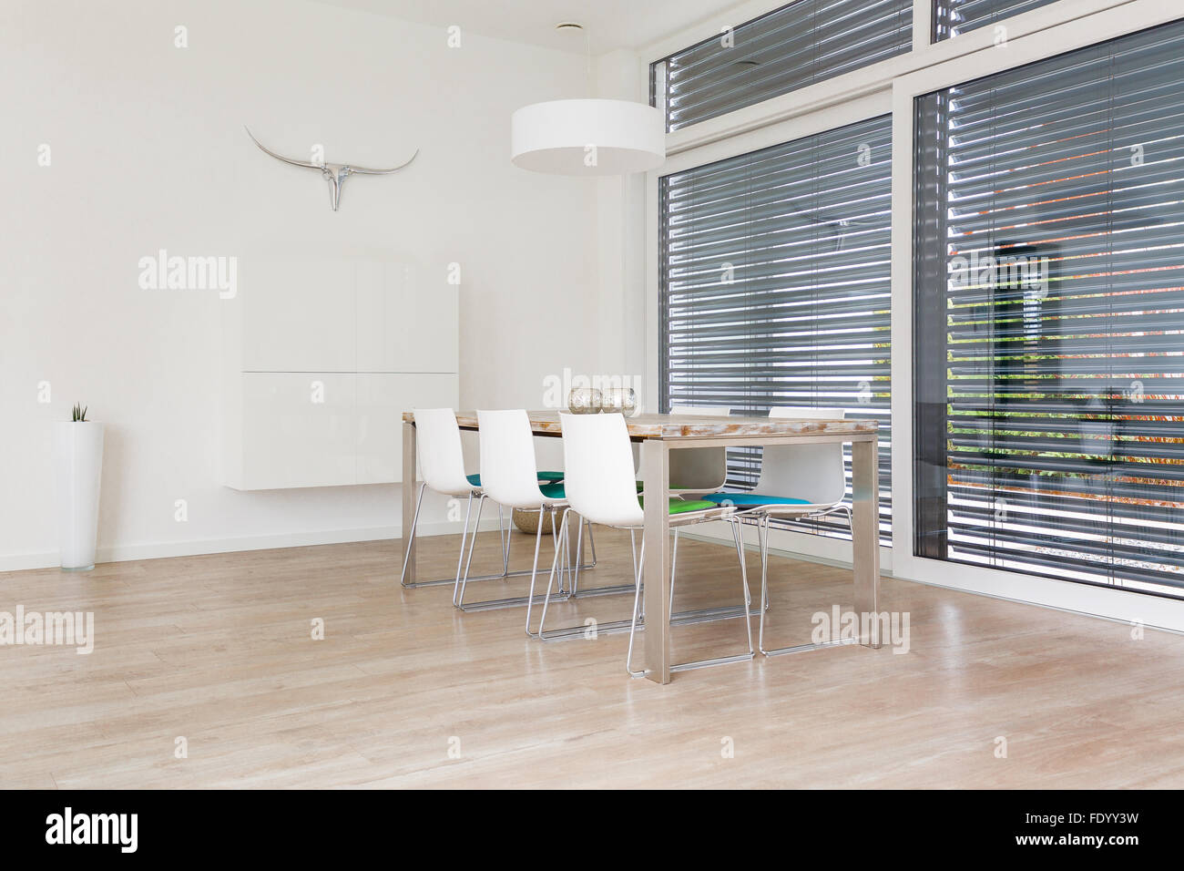 Large lounge windows hi-res stock photography and images - Alamy