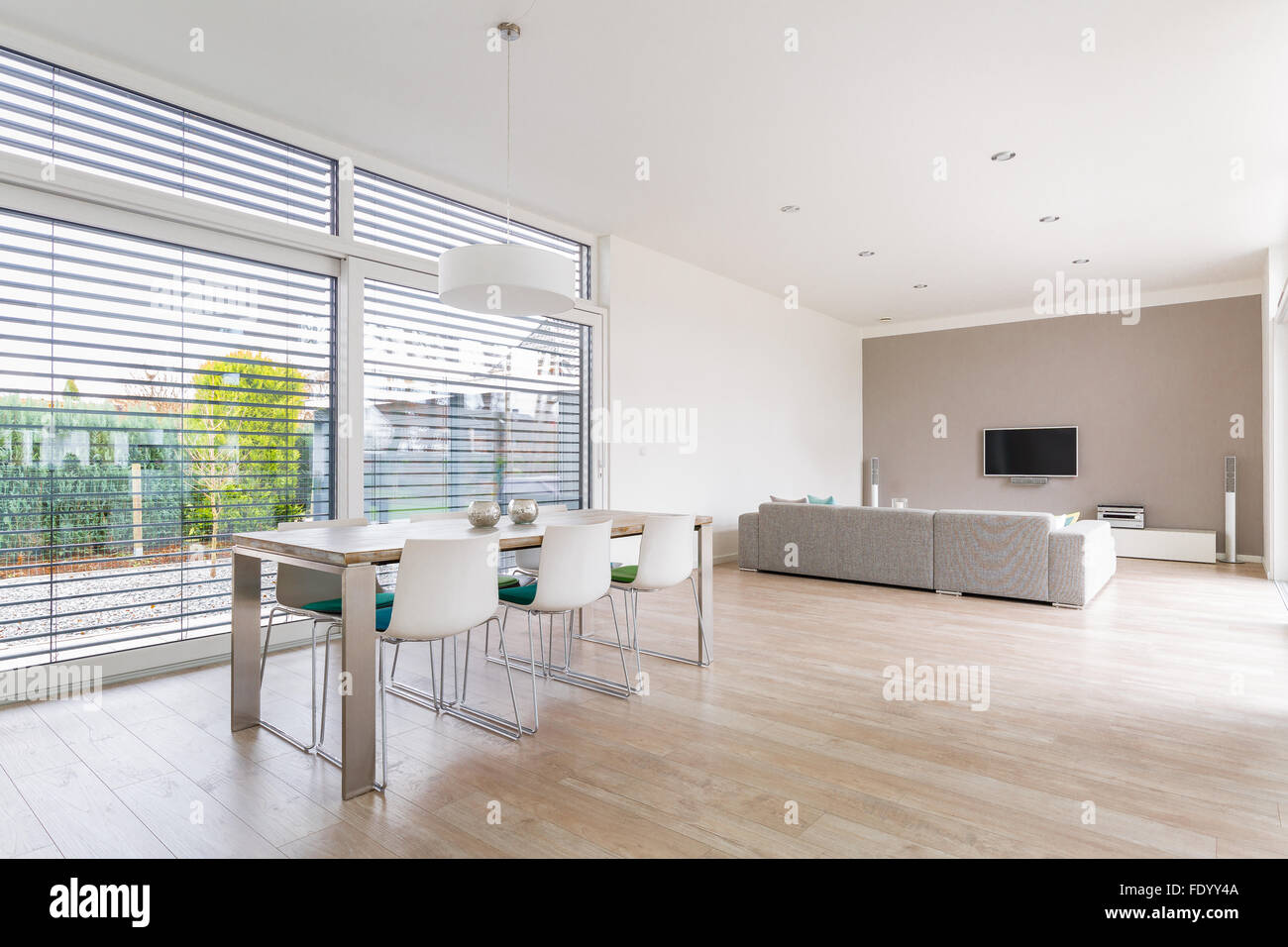 Room with modern windows hi-res stock photography and images - Alamy