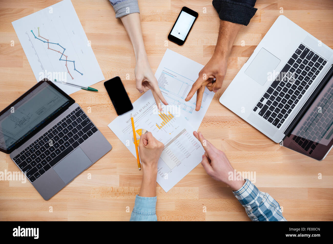 Two hands working together hi-res stock photography and images - Alamy