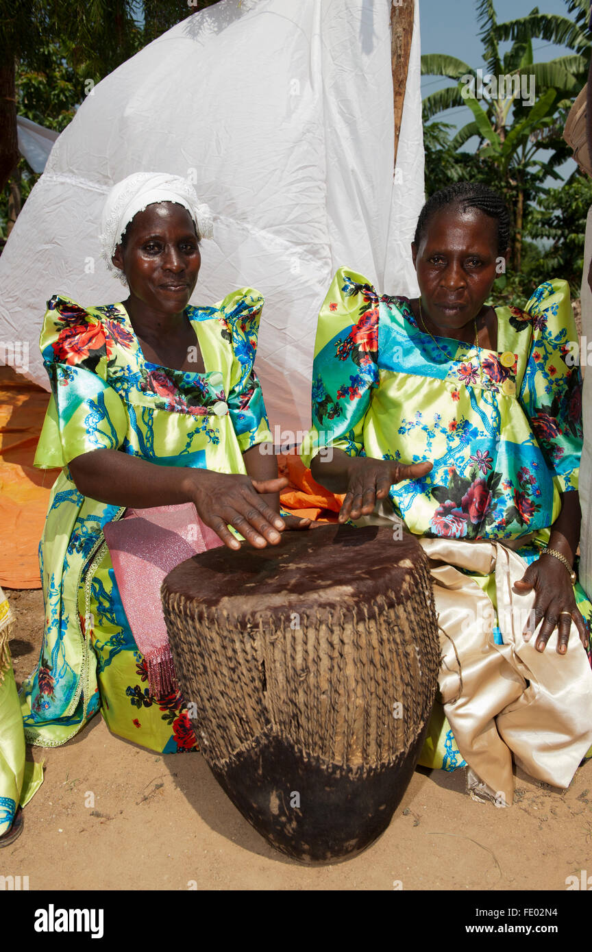 Playing traditional hand drums in Uganda Stock Photo - Alamy
