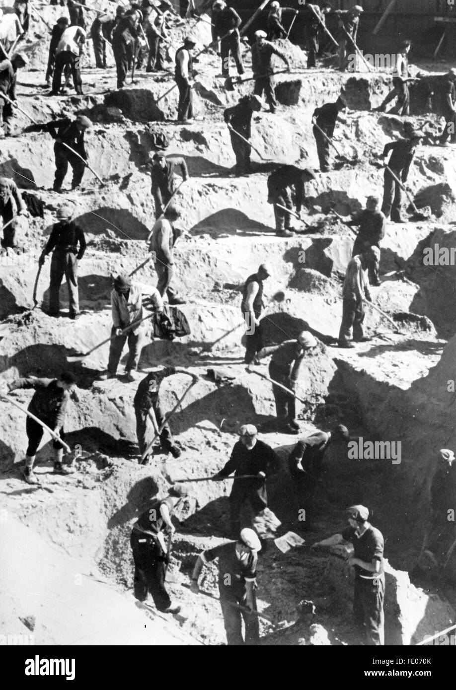 The Nazi propaganda picture shows construction works of the Todt ...