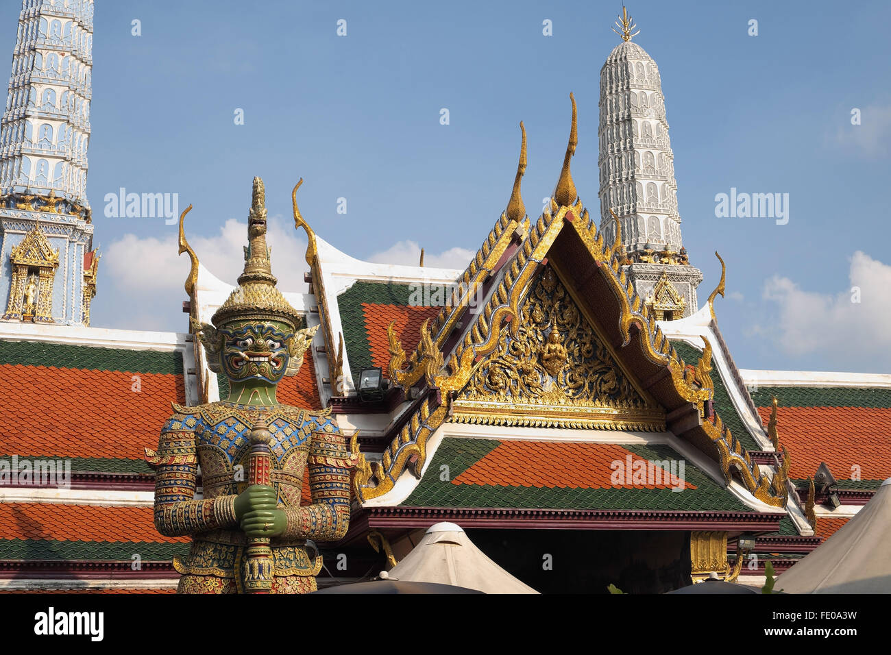 Statue guard royal palace bangkok hi-res stock photography and images ...