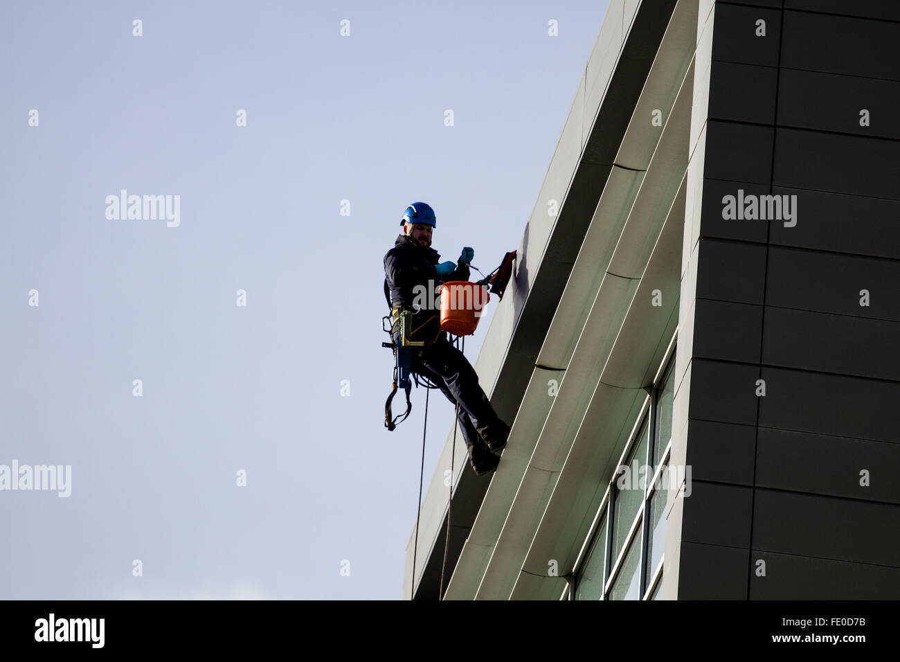 Rappelling window cleaner hi-res stock photography and images - Alamy