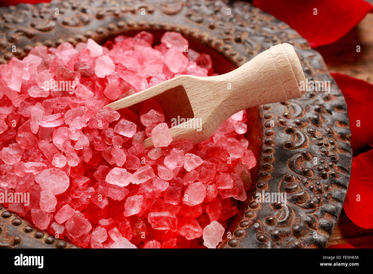 Bowl of red sea salt and wooden scoop Stock Photo - Alamy