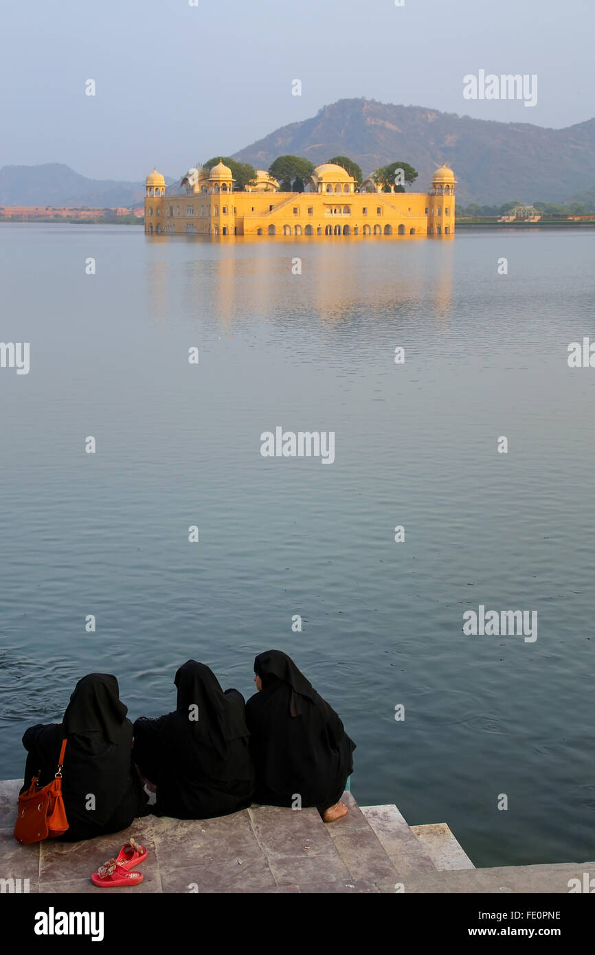 Muslim woman in burka sitting hi-res stock photography and images - Alamy