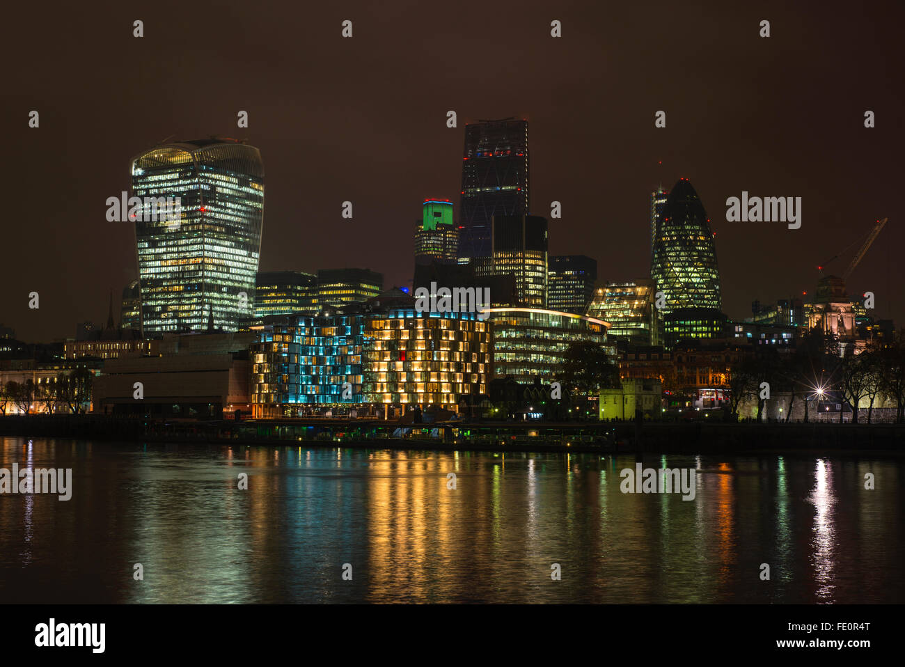 Night city buildings hi-res stock photography and images - Alamy