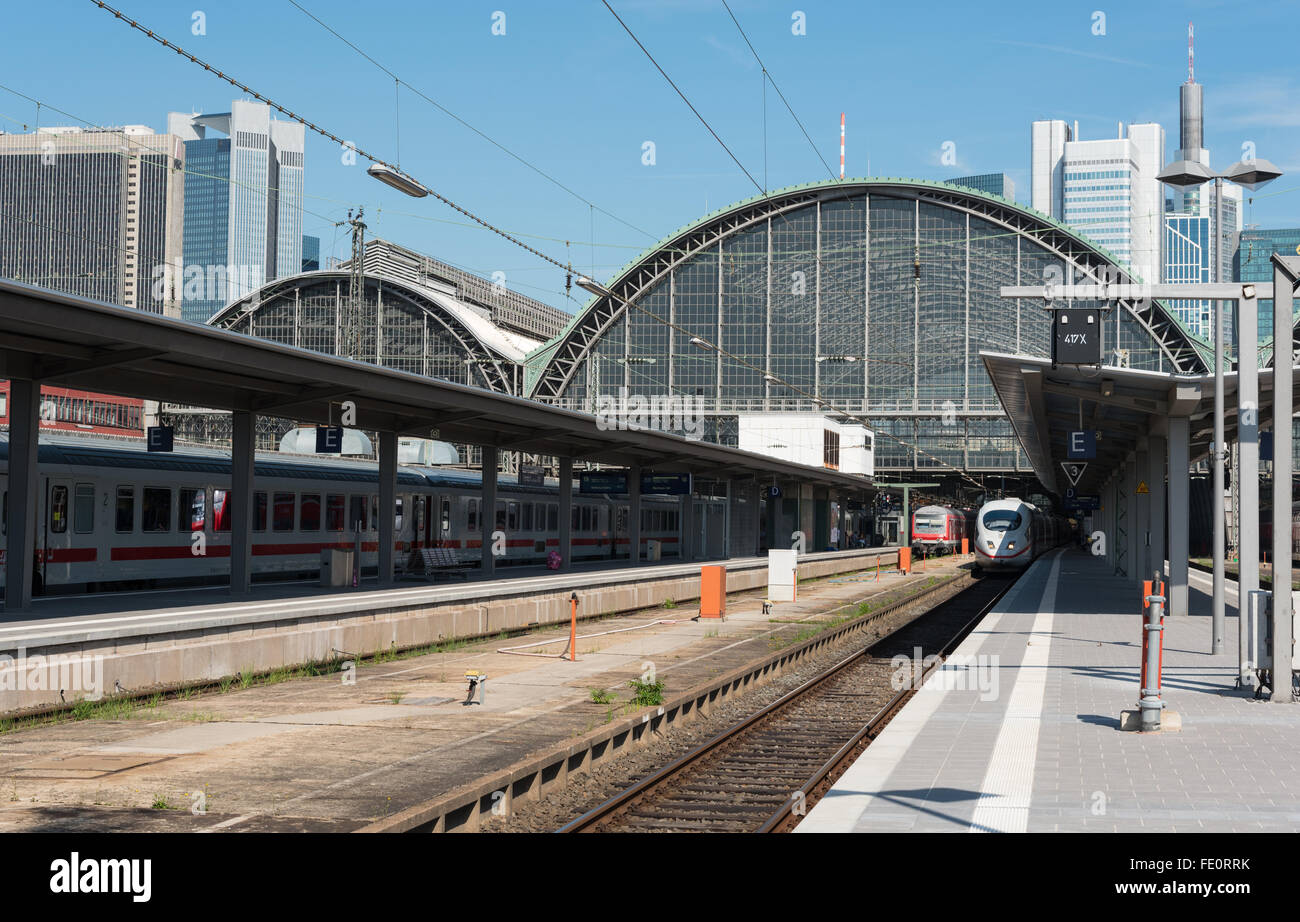 Railway Platforms at Main train station, Hauptbahnhof, of Frankfurt ...
