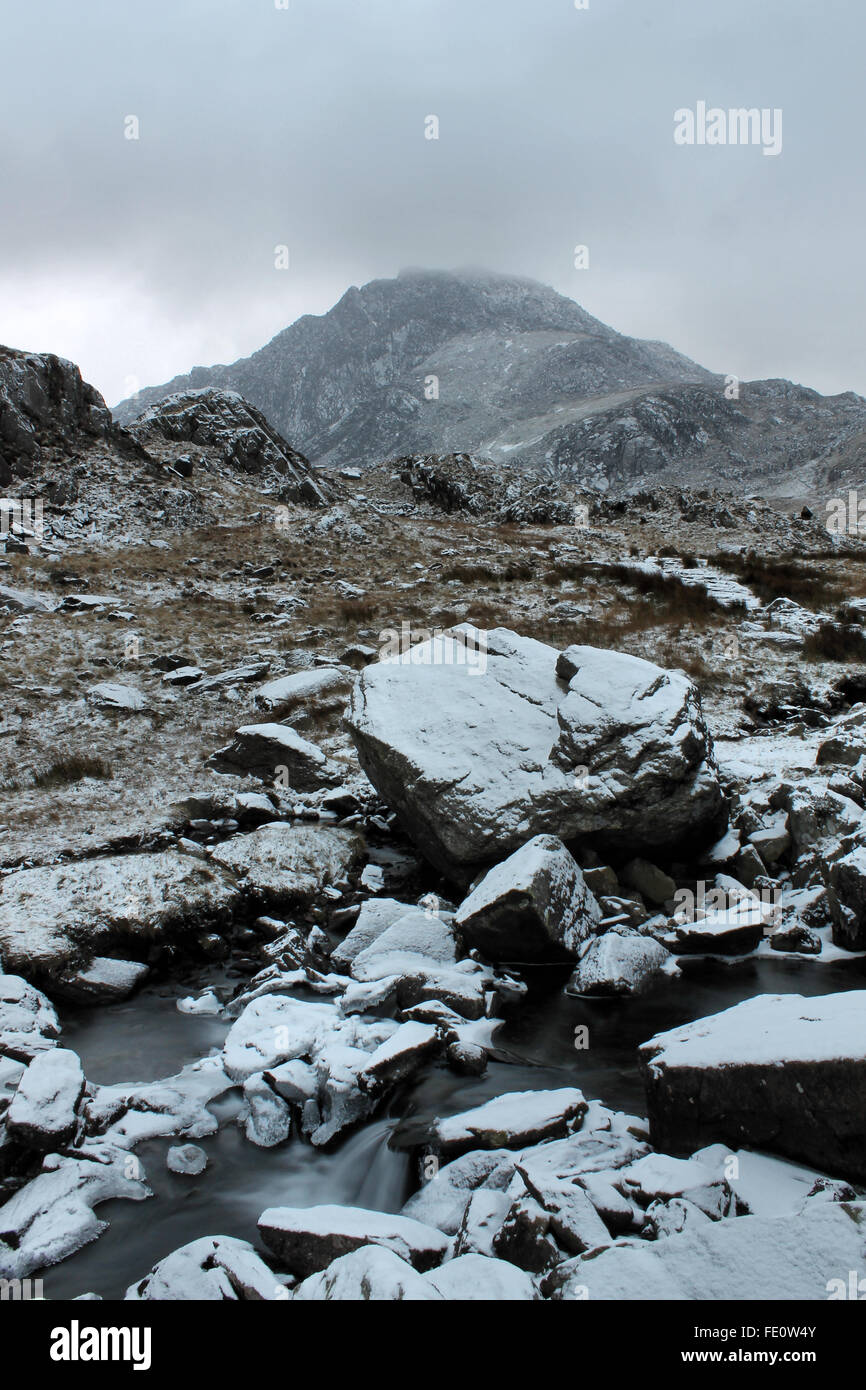 Snow covered tryfan mountain hi-res stock photography and images - Alamy
