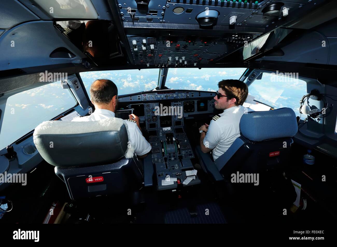 Pilot and copilot in cockpit, Airbus A321 Stock Photo - Alamy