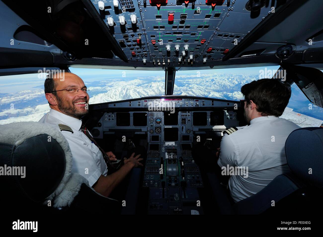 Pilot and copilot in cockpit, Airbus A321 Stock Photo - Alamy
