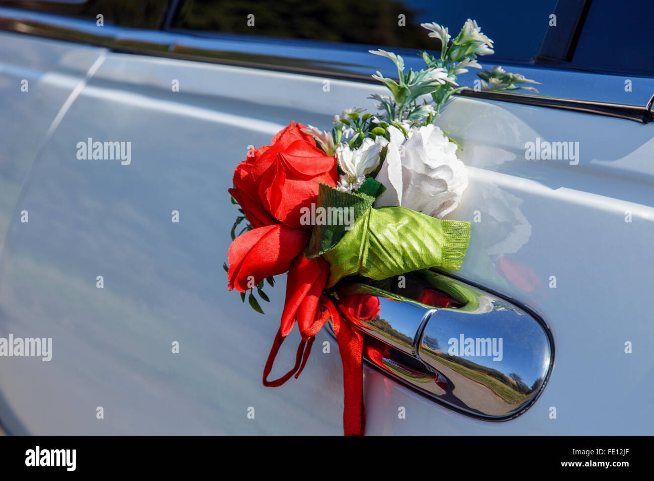 car handle flowers wedding decorations Stock Photo - Alamy