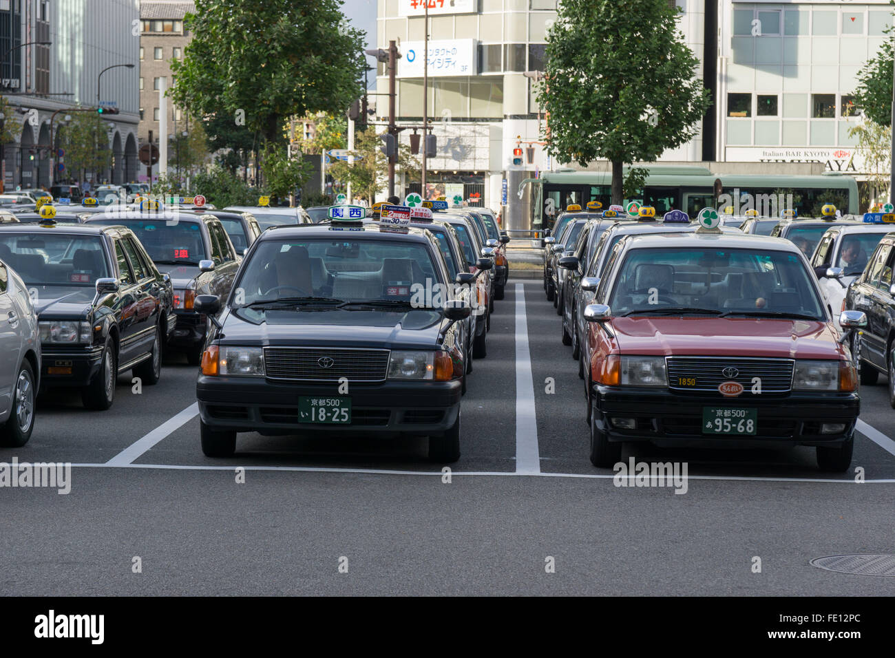 taxis waiting at Kyoto Train Station Stock Photo - Alamy
