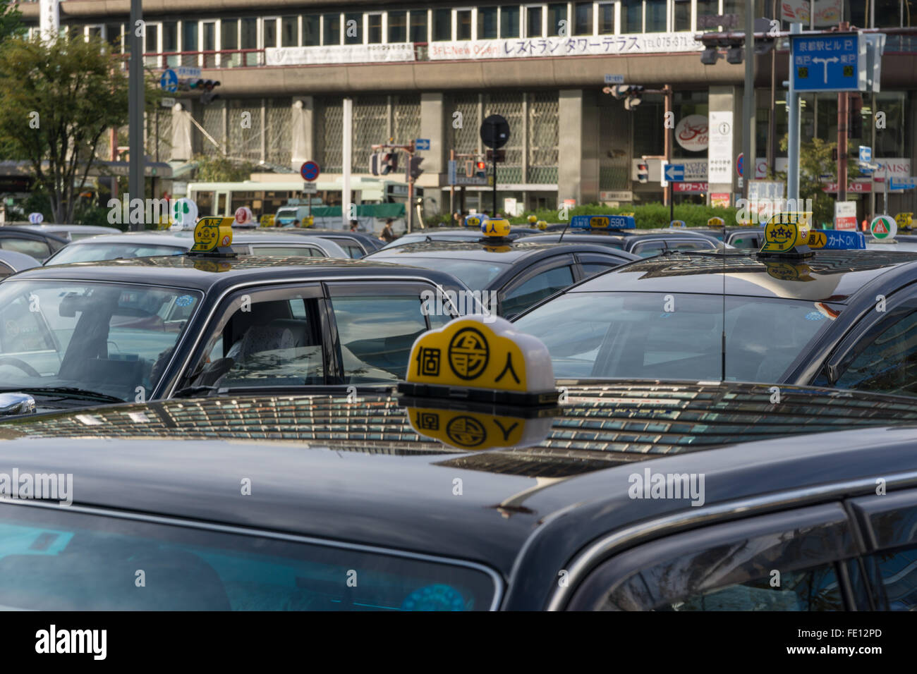 Waiting for cab hi-res stock photography and images - Alamy