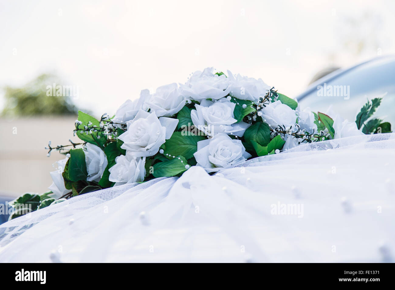 flowers white roses wedding car decoration Stock Photo - Alamy