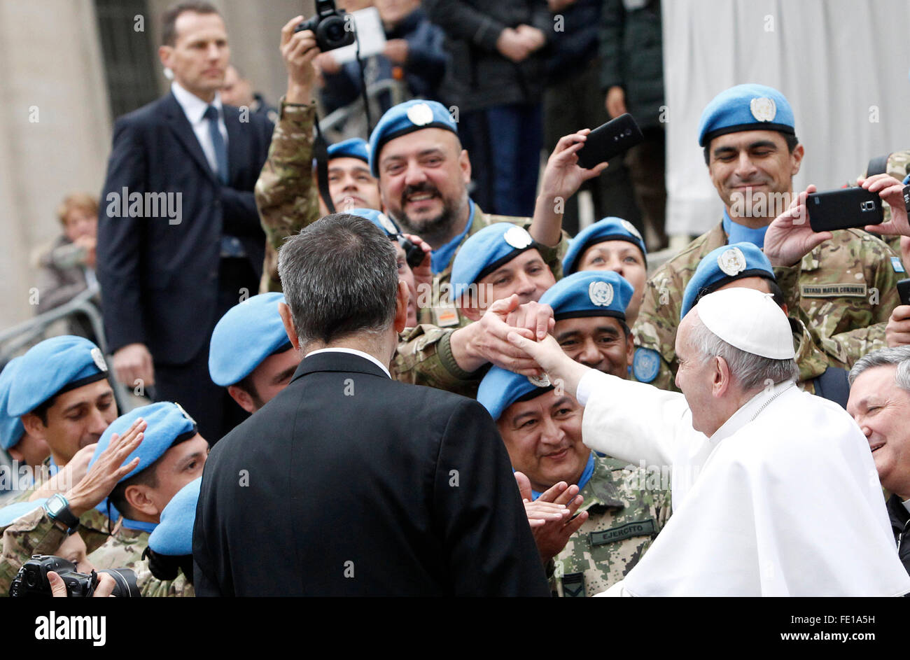 United nations blue berets hi-res stock photography and images - Alamy