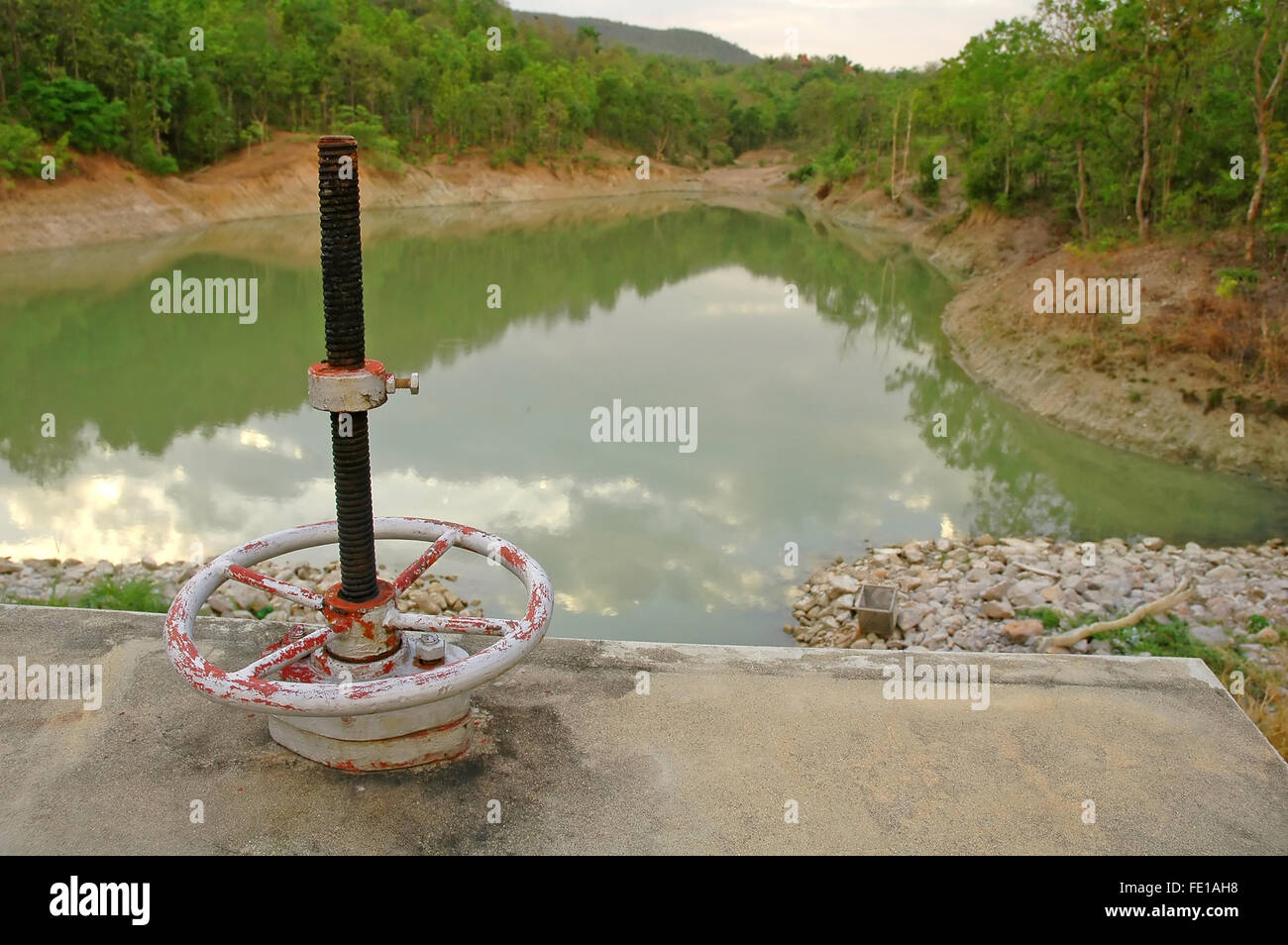 Gate irrigation canal hi-res stock photography and images - Alamy