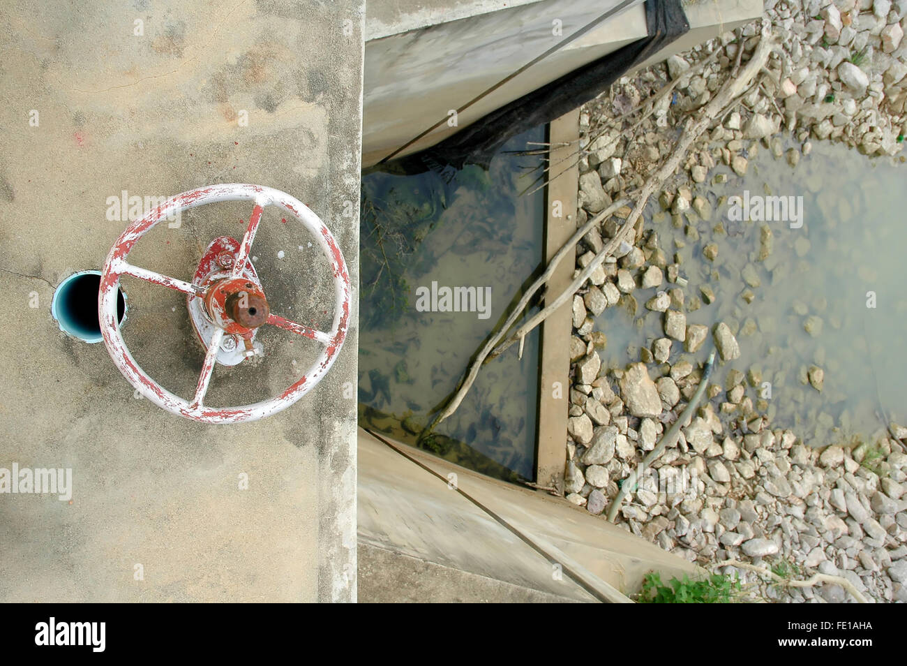 Gate irrigation canal hi-res stock photography and images - Alamy