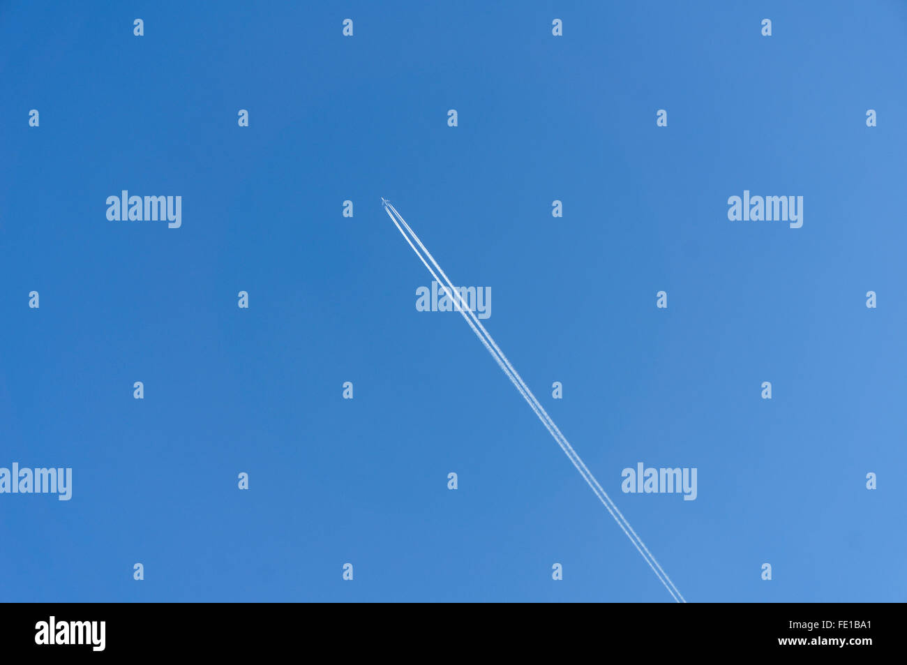 Aeroplanes contrails hi-res stock photography and images - Alamy