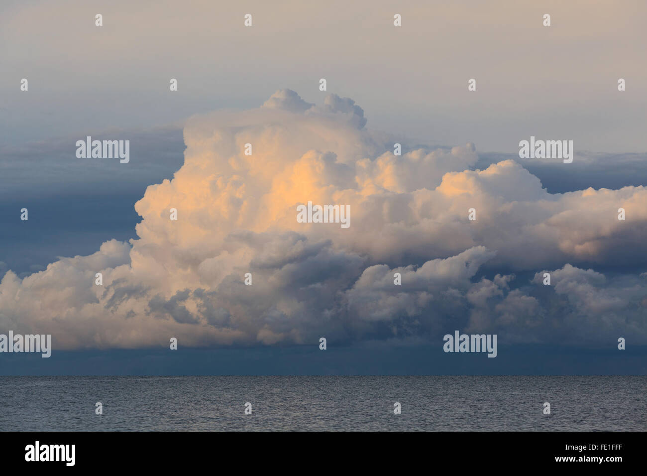 Low sun over sea sunrise hi-res stock photography and images - Alamy