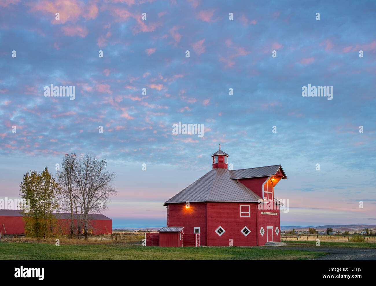 Big red ranch hi-res stock photography and images - Alamy
