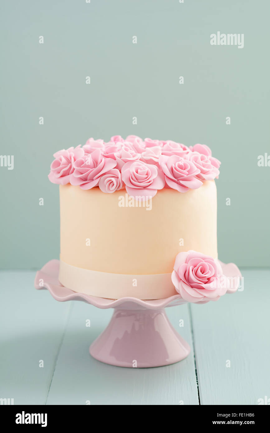 Cake with sugar roses Stock Photo - Alamy