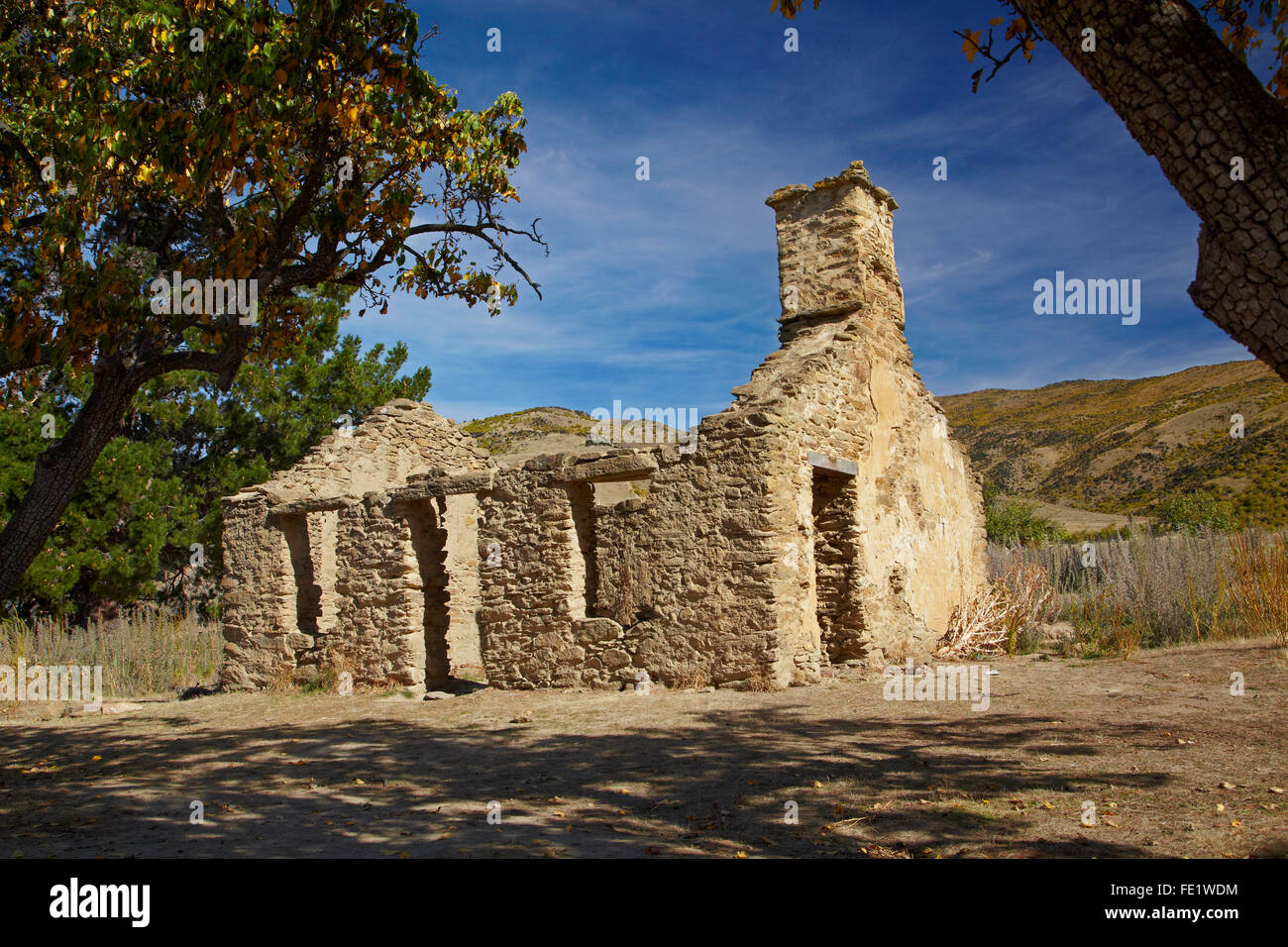 Historic cottage ruins from the goldrush, Stewart Town, Bannockburn ...