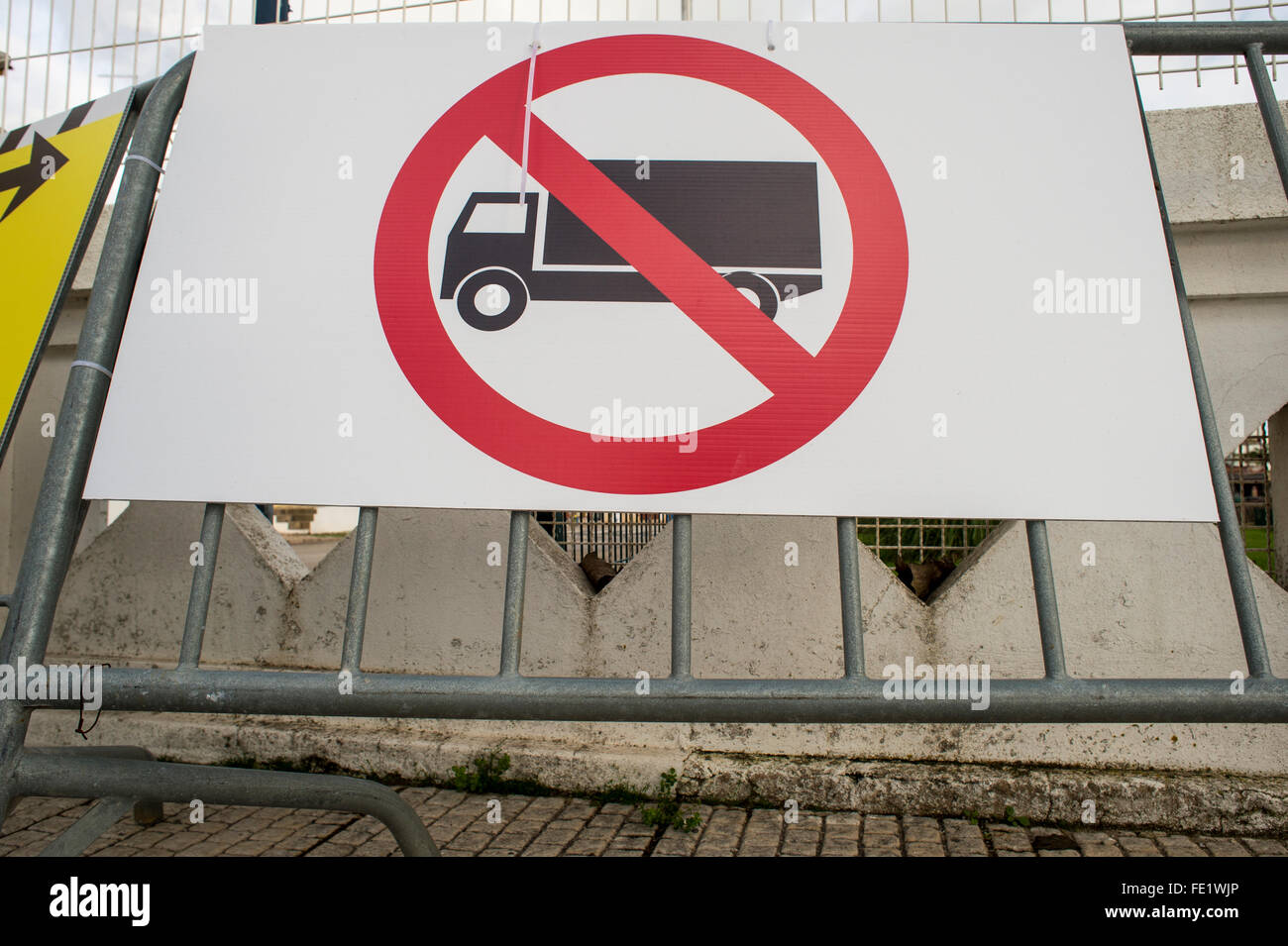 No Lorries warning sign in the street Stock Photo - Alamy