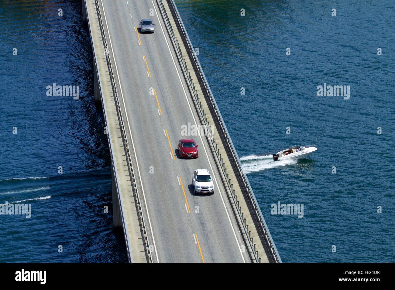 Deadman's Point Bridge and Lake Dunstan, Cromwell, Central Otago, South ...