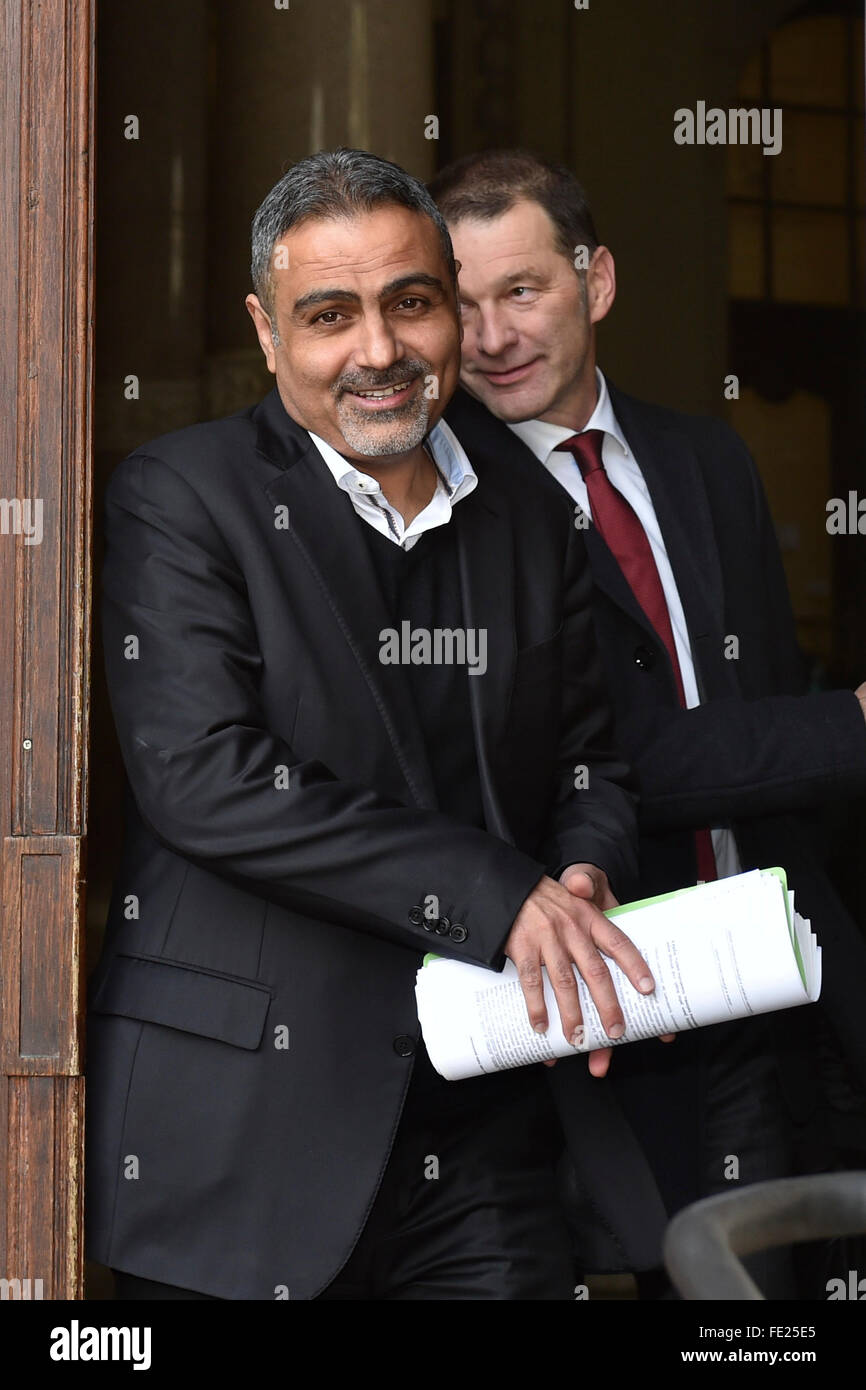 Again in dubai hi-res stock photography and images - Alamy