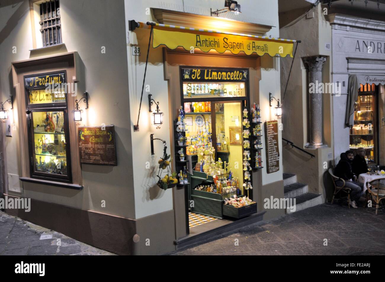 Shop with limoncello bottles, the typical lemon liqueur, Amalfi ...