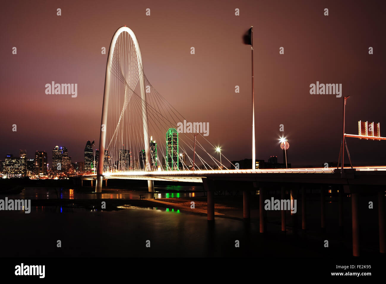 A Night view of Margaret Hunt Bridge into Dallas Stock Photo - Alamy