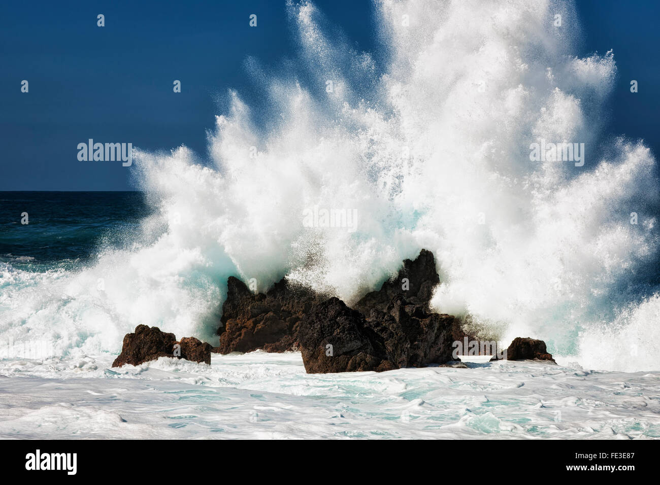Massive wave hi-res stock photography and images - Alamy
