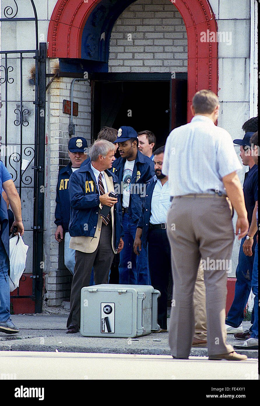 Chicago, Illinois, USA, 5th August,1986 Federal agents along with ...