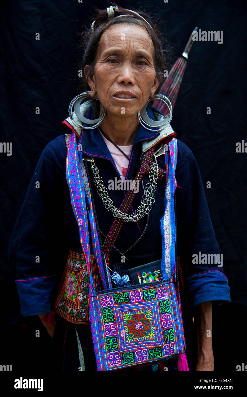 old Hmong ethnic groupe portrait in countryside north vietnam Stock ...