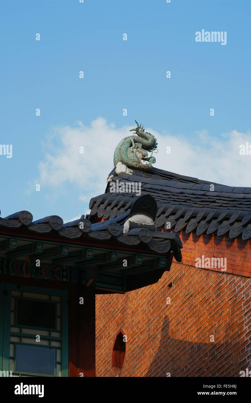 Dragon roof hi-res stock photography and images - Alamy