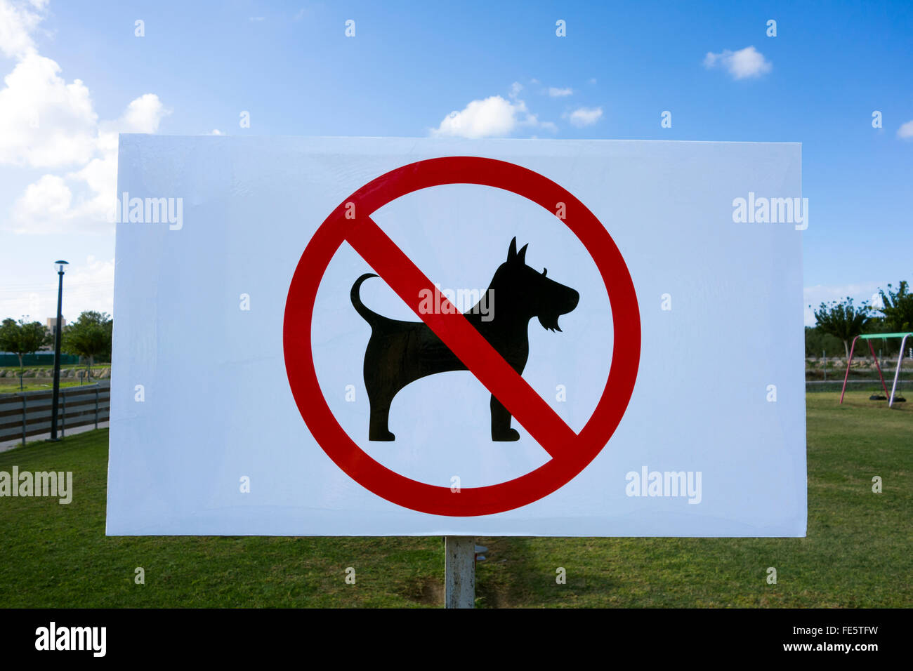 No dogs sign in park Stock Photo - Alamy