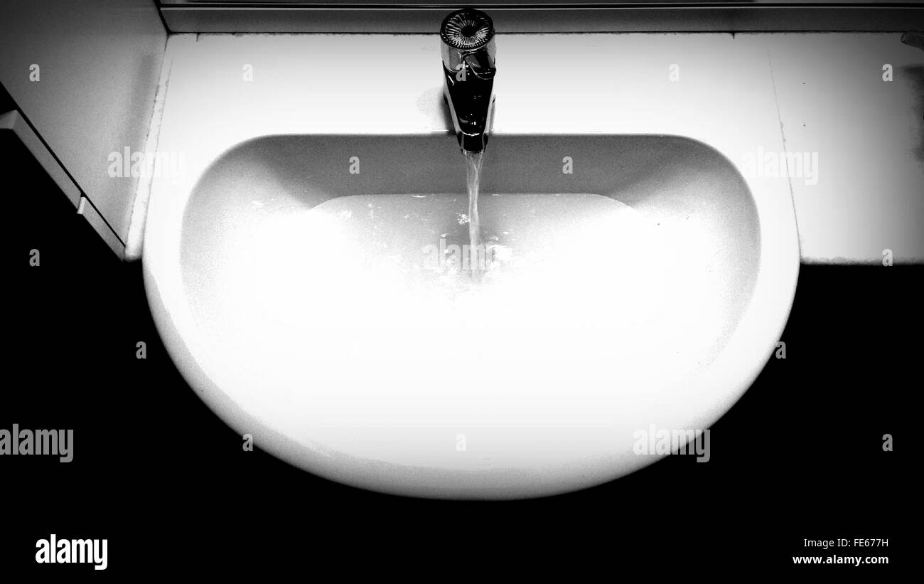 Wash in running water hi-res stock photography and images - Alamy